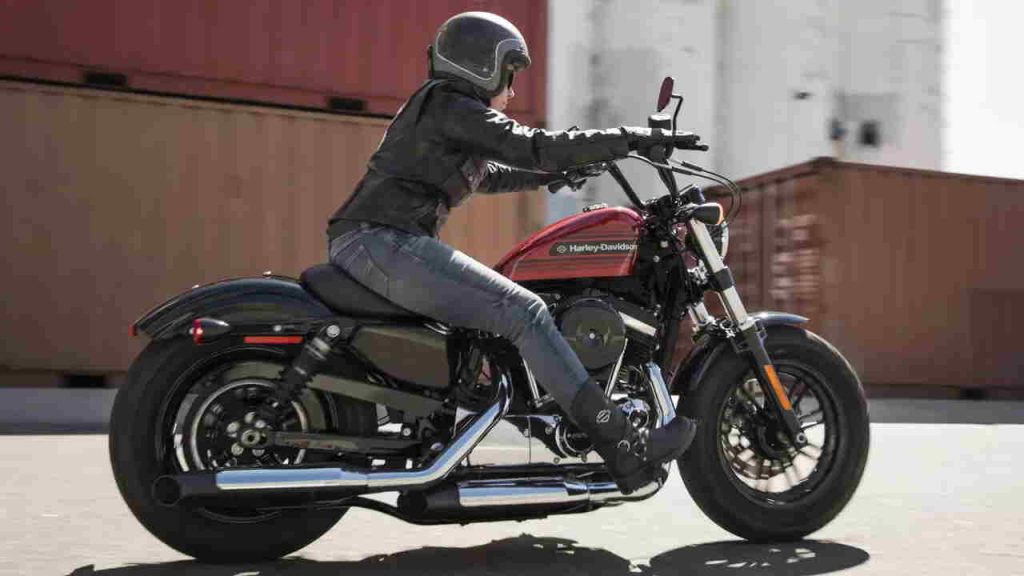 Mid controls vs. Forward Controls in Harley: A Comparison of Pros