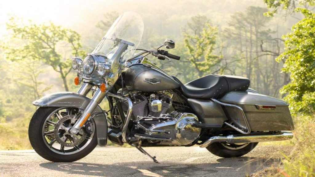 Road King FLHR: Unleash Majesty and Power!