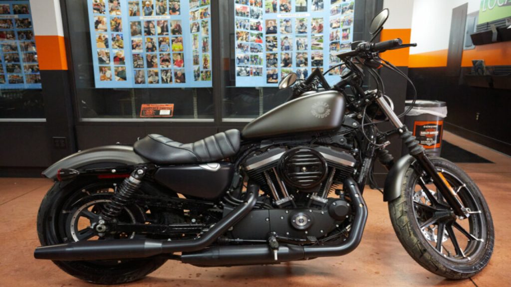 Harley Sportster Iron 883: Ride the Thunder!